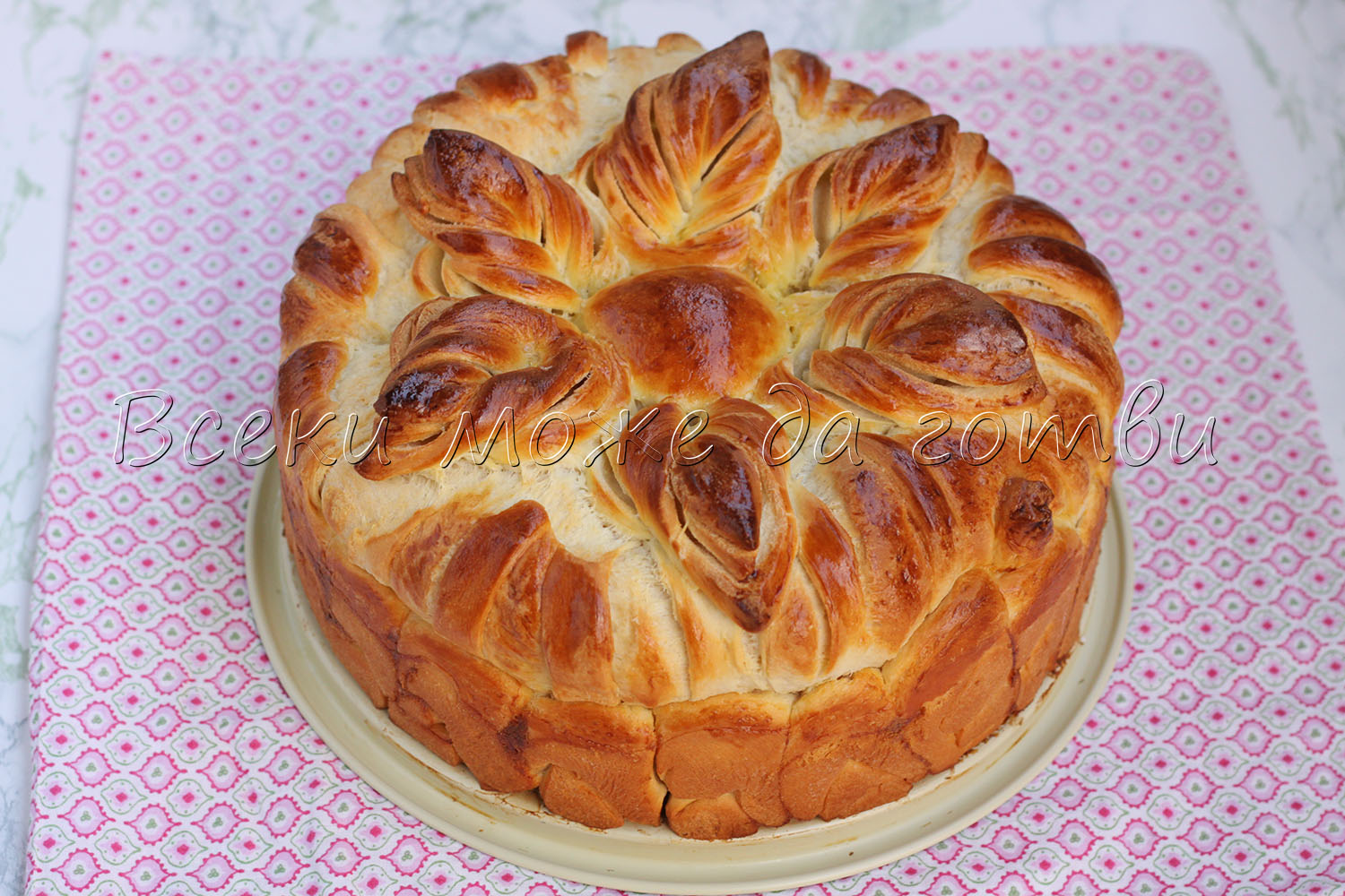 Пухкава питка „Слънце“ - лесна рецепта + начин на оформяне (СНИМКИ)